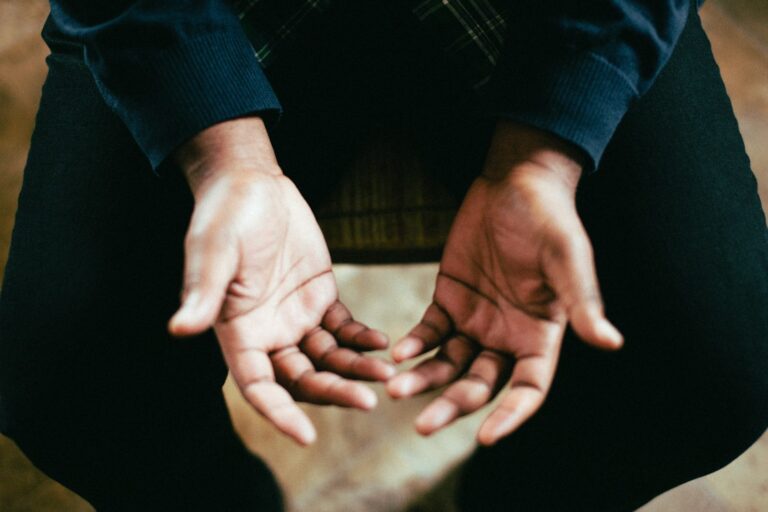 12 Simple Steps to Praying And Fasting, Plus What It Means - Bible ...